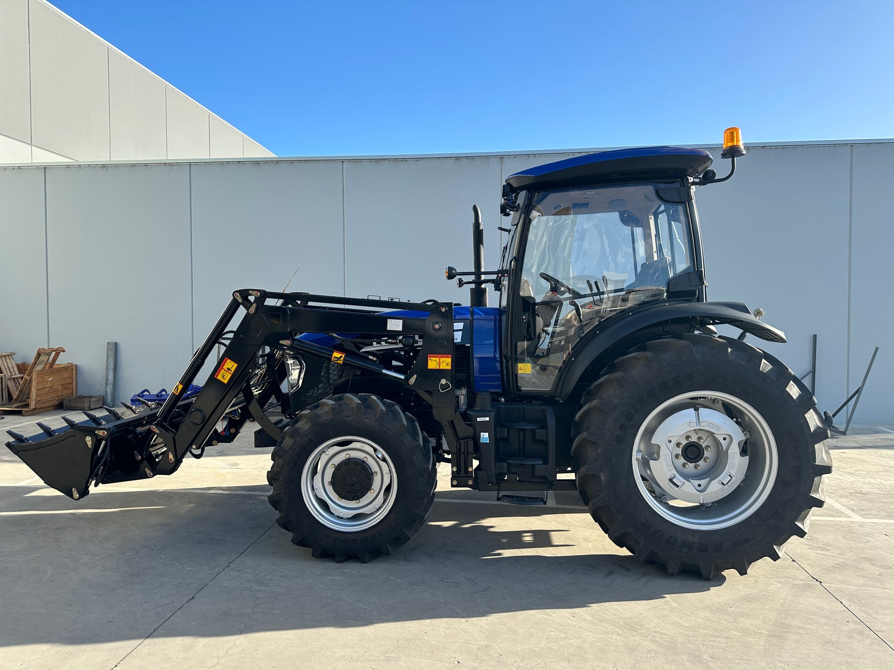 LOVOL P4110, 110hp Power Shuttle Cabin Tractor